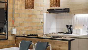 Suite-Estúdio Nobre, banheira de hidromassagem grande | Cofre no quarto, secretária adequada para computadores portáteis