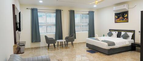 Suite de Luxo, Vista para a cidade | Cofre no quarto, secretária