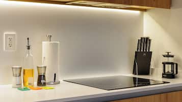 Apartamento | Cozinha privada | Chaleira elétrica, talheres/pratos/utensílios de cozinha