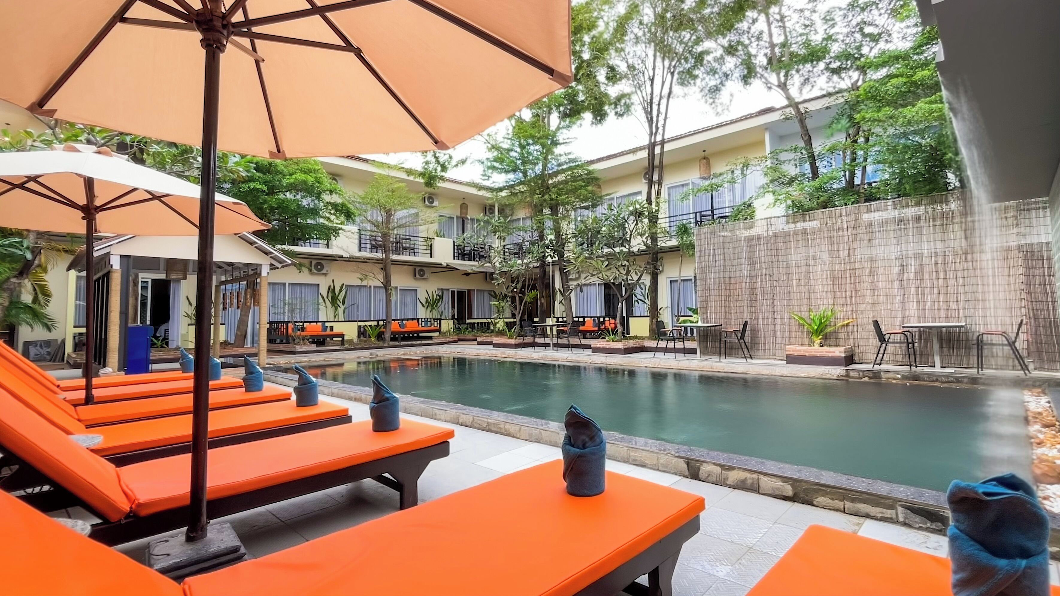 Piscina exterior, da(s) 9:00 à(s) 21:00, toldos gratuitos, guarda-sóis 