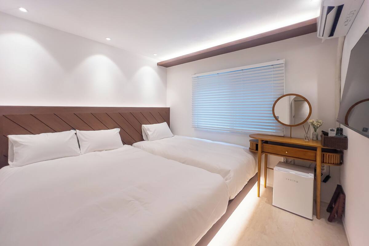Quarto Triplo | Roupa de alta qualidade, edredões de penas