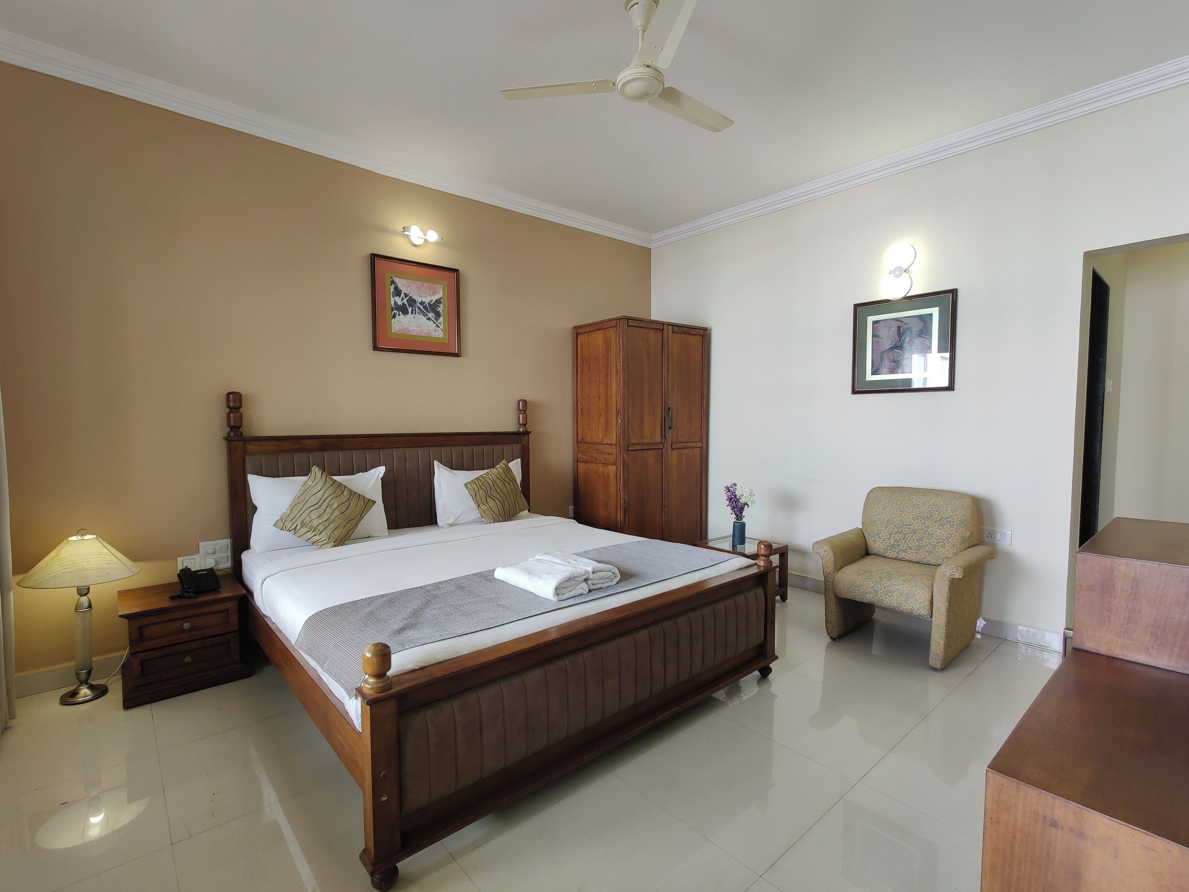 Quarto Duplo Deluxe | Secretária, secretária adequada para computadores portáteis 