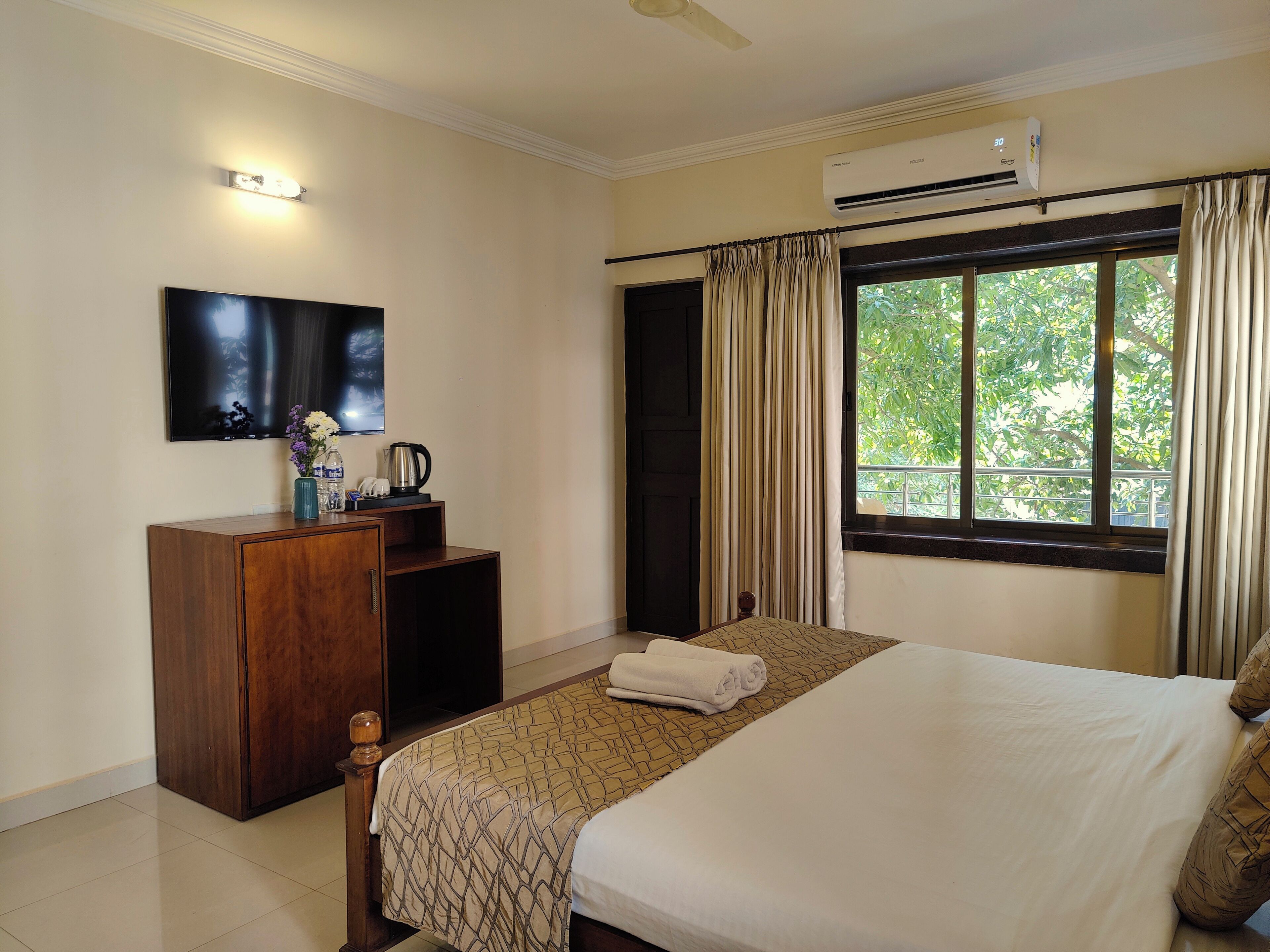 Suite, varanda, vista para o jardim | Secretária, secretária adequada para computadores portáteis 