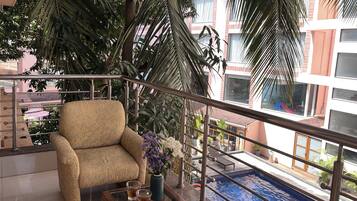 Suíte, sacada, vista para o jardim | Sacada