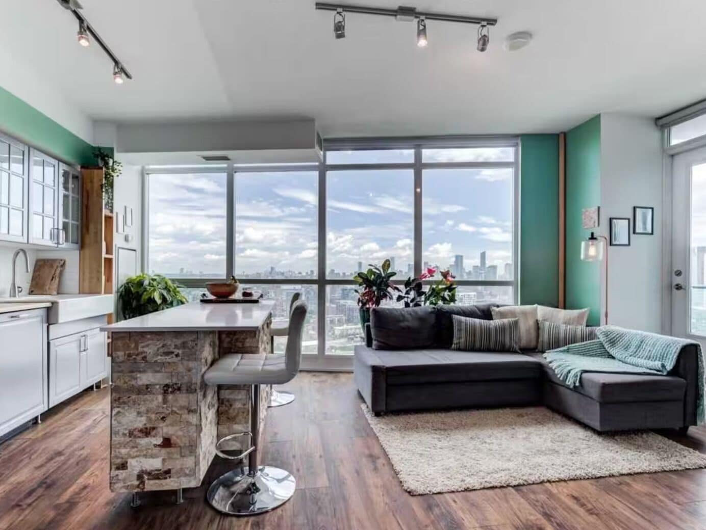 Apartamento Design | Sala de estar | Televisor de ecrã plano de 65 polegadas com canais por cabo 