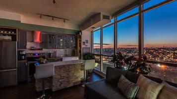 Apartamento design | Área de estar | TV de tela plana 65 polegadas com canais a cabo