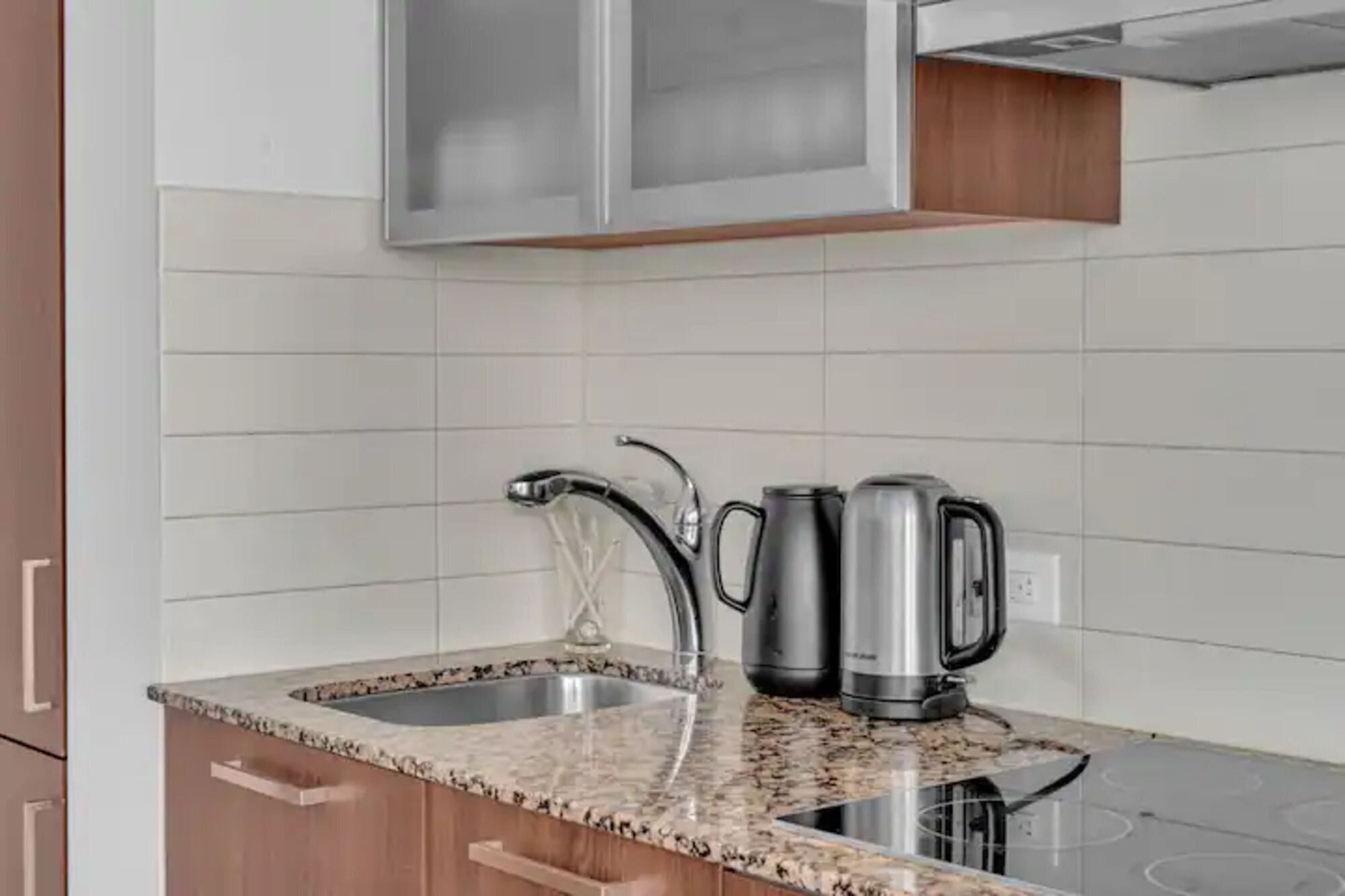 Apartamento empresarial | Cozinha privada | Geladeira grande, micro-ondas, fogão, cooktop