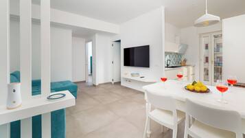 Apartamento Comfort, varanda | Sala de estar | Televisor de ecrã plano de 46 polegadas com canais digitais, Netflix