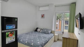 Quarto Superior, vista para o pátio | Secretária