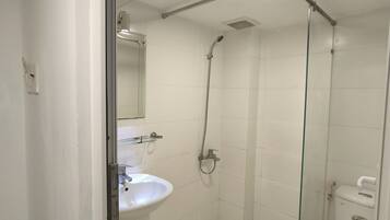 Quarto Standard, vista para o pátio | Casa de banho | Um polibã, artigos de higiene pessoal grátis, toalhas fornecidas, sabão