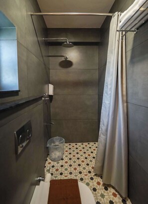 Quarto casal standard | Banheiro | Chuveiro, secador de cabelo, toalhas de banho, sabonete