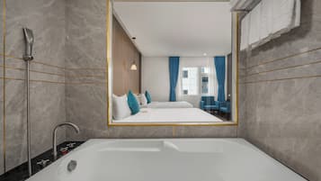 Quarto família, vista para a cidade | Banheiro | Secador de cabelo, chinelos, bidê, toalhas de banho