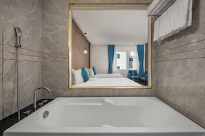 Quarto família, vista para a cidade | Banheiro | Secador de cabelo, chinelos, bidê, toalhas de banho