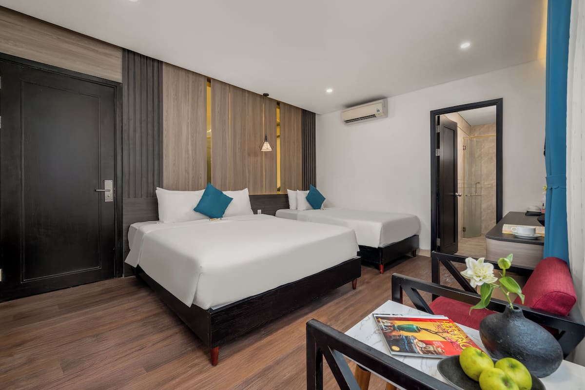 Quarto triplo luxo, vista para a cidade | Roupas de cama premium, edredons de pluma, cofres nos quartos