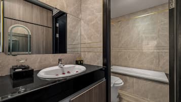 Suíte luxo | Banheiro | Secador de cabelo, chinelos, bidê, toalhas de banho