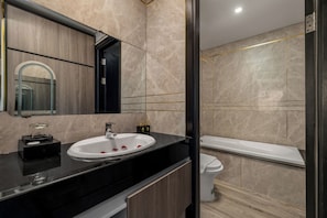 Suíte luxo | Banheiro | Secador de cabelo, chinelos, bidê, toalhas de banho