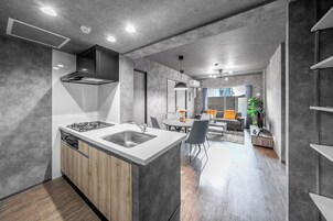Um frigorífico, um micro-ondas, uma placa de cozinha 