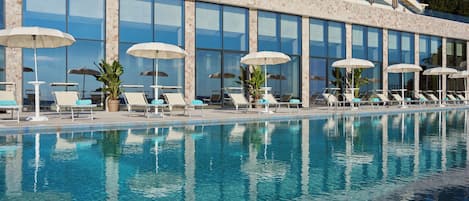 Piscina interna, piscina externa sazonal, guarda-sóis, espreguiçadeiras
