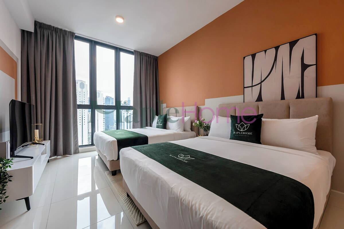 Quarto de hotel com duas camas, uma janela grande, televisão de tela plana e vista para a cidade.