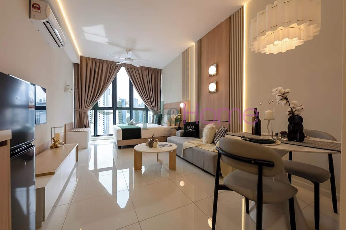 Uma sala de estar moderna com sofá, mesa de centro e área de jantar.