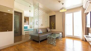 Apartamento Deluxe, varanda | Roupa de alta qualidade, camas de colchão Tempur-Pedic, secretária