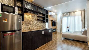 Apartamento Superior | Cozinha privada | Um frigorífico, um micro-ondas, uma placa de cozinha