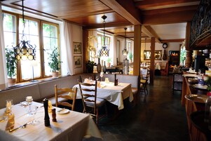 Pequenos-almoços, almoços, jantares servidos, cozinha alemã 