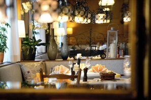 Café da manhã, almoço e jantar; culinária alemã 