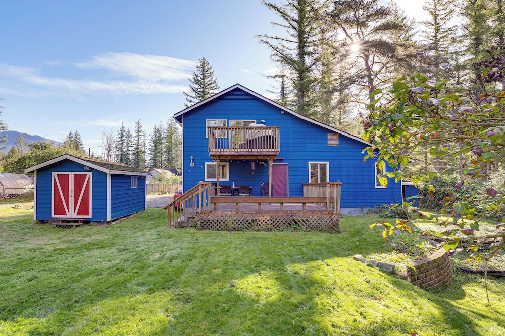 Fire Pit + Mountain Views: Outdoorsy Pnw Escape - Gold Bar, WA