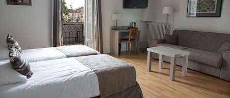 Quarto Quádruplo Superior, casa de banho privativa, Vista para a cidade | Wi-fi grátis