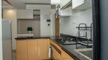 Apartamento Clássico, varanda, Vista para a cidade | Cozinha privada | Um frigorífico/congelador grande, um micro-ondas, um forno