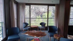 Área de estar no saguão