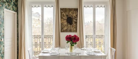 Apartamento, vista para o jardim | Sala de estar | Smart TV, Netflix, serviços de streaming, escritórios