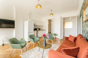 Apartamento, vista para o jardim | Sala de estar | Smart TV, Netflix, serviços de streaming, escritórios 