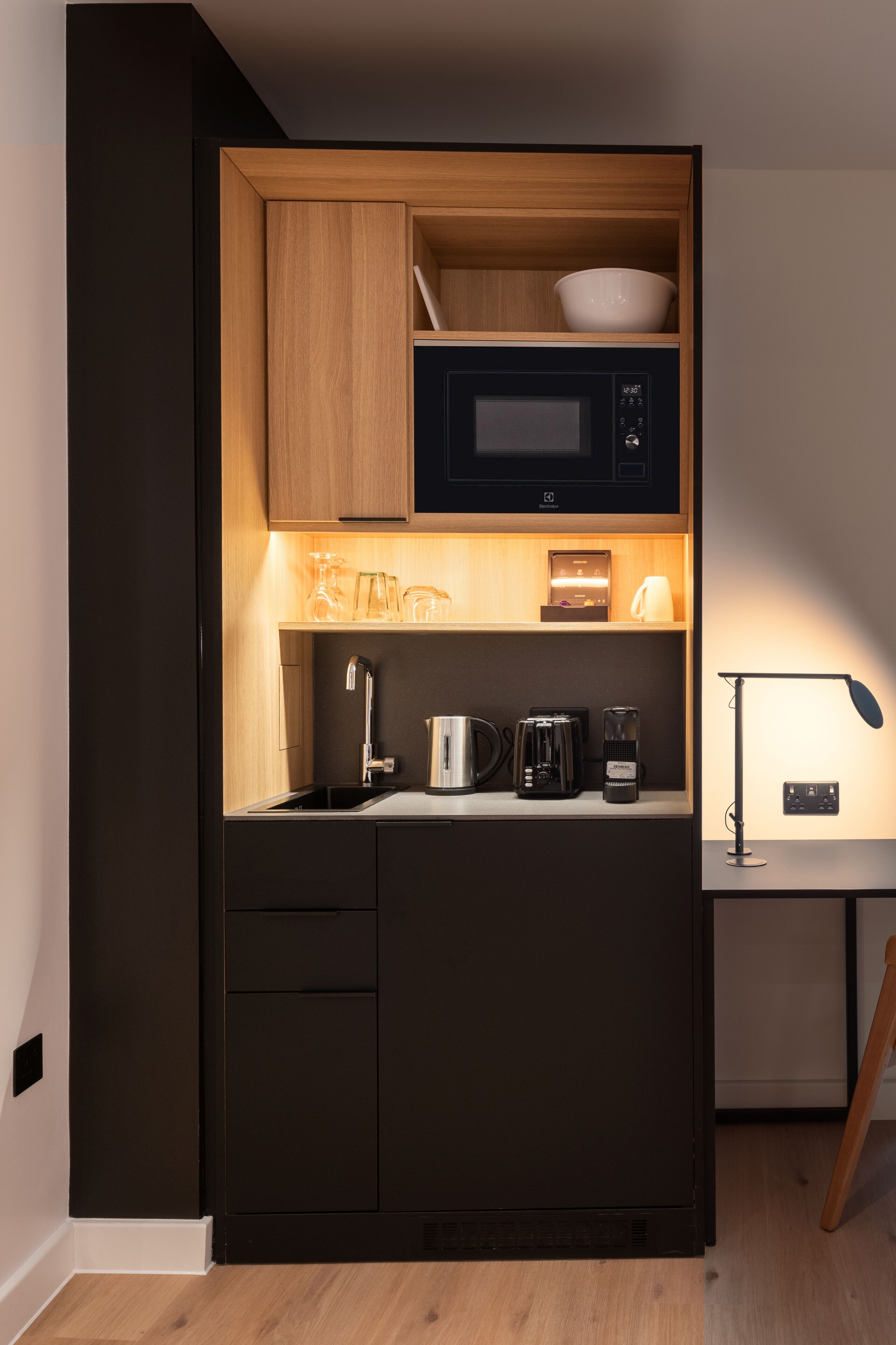 Estúdio Standard | Kitchenette privada | Um frigorífico, um micro-ondas, uma máquina de lavar louça 