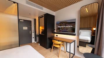 Estúdio superior | Cofres nos quartos, escrivaninha, cortinas blackout