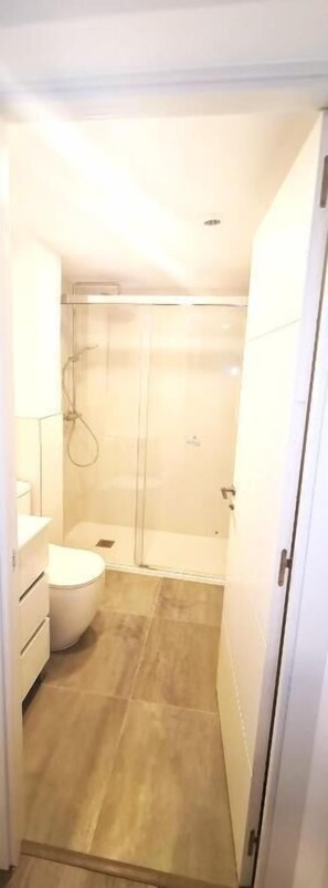Apartamento grand | Banheiro | Chinelos 