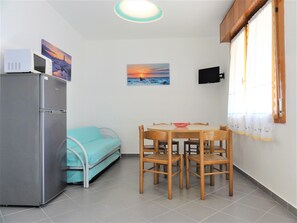 Vila, 2 quartos, varanda, vista para o jardim | Sala de jantar