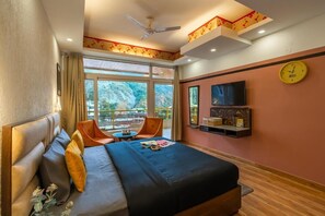 Deluxe Double Room with Balcony and Mountain View | Secretária, cortinas/cortinados opacos, ferro/tábua de engomar 