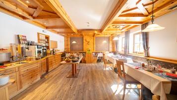 Pequeno-almoço tipo buffet diário (20 EUR por pessoa)