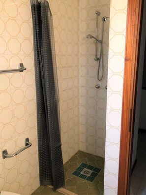Vila, 2 quartos, varanda, vista para o jardim | Banheiro