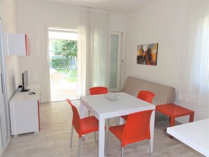 Villa, 2 quartos, pátio, vista para o jardim | Sala de jantar