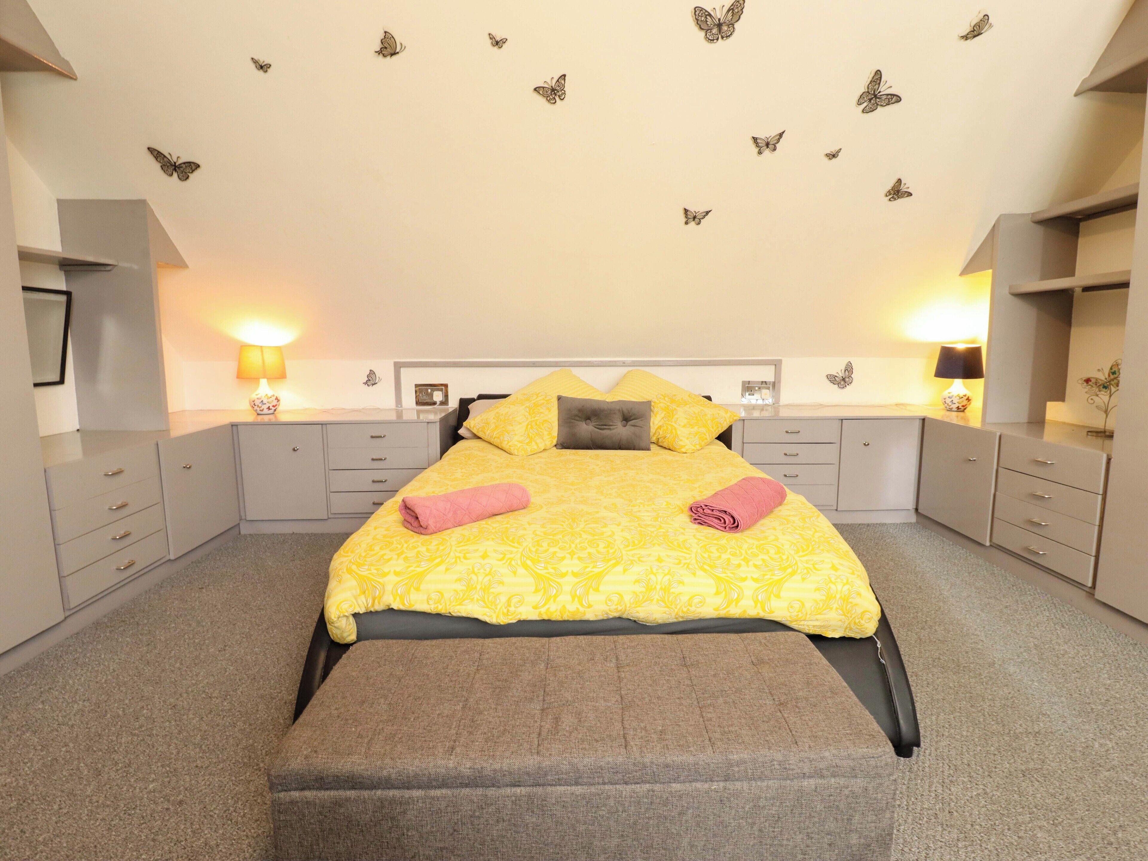 2 quartos, individualmente decorados, individualmente mobiliados