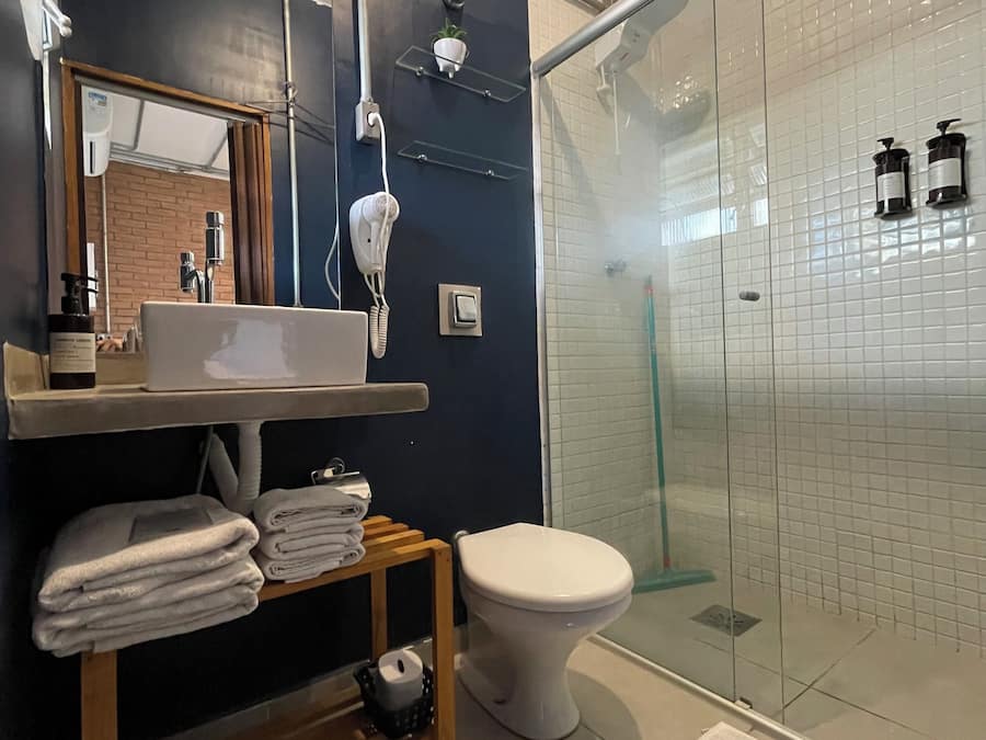 Quarto Triplo Superior, varanda | Casa de banho | Um polibã, artigos de higiene pessoal grátis, um secador de cabelo