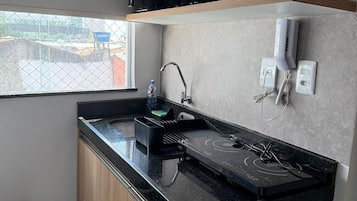 Estúdio Comfort | Cozinha privada | Minifrigorífico, um micro-ondas, utensílios de cozinha, mesas de jantar