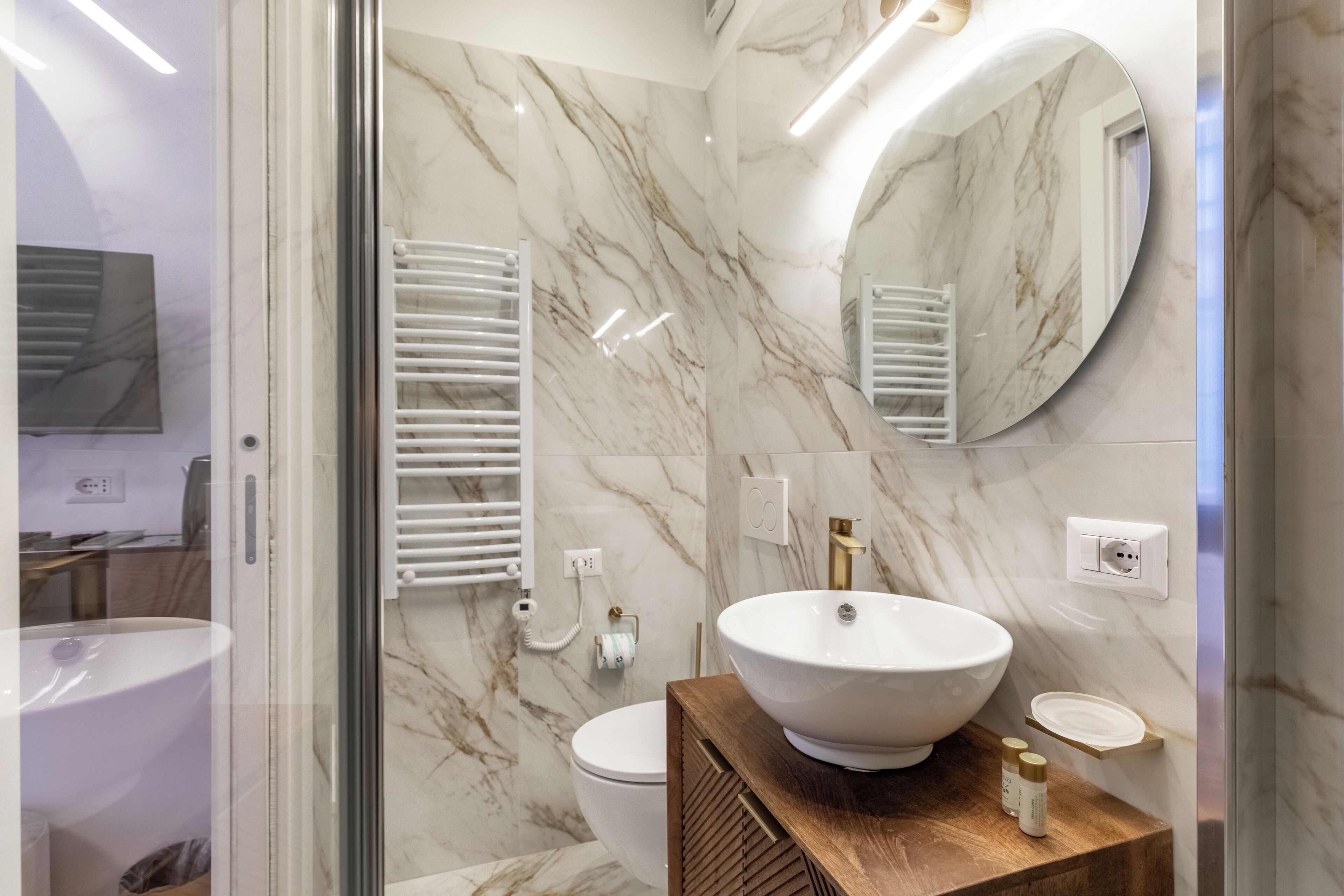 Quarto casal luxo | Banheiro | Chuveiro, produtos de toalete grátis, secador de cabelo 