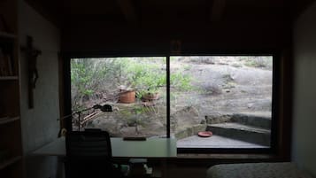 Quarto Duplo Deluxe, vista para o pátio | Refeições no quarto