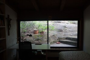 Quarto Duplo Deluxe, vista para o pátio | Refeições no quarto