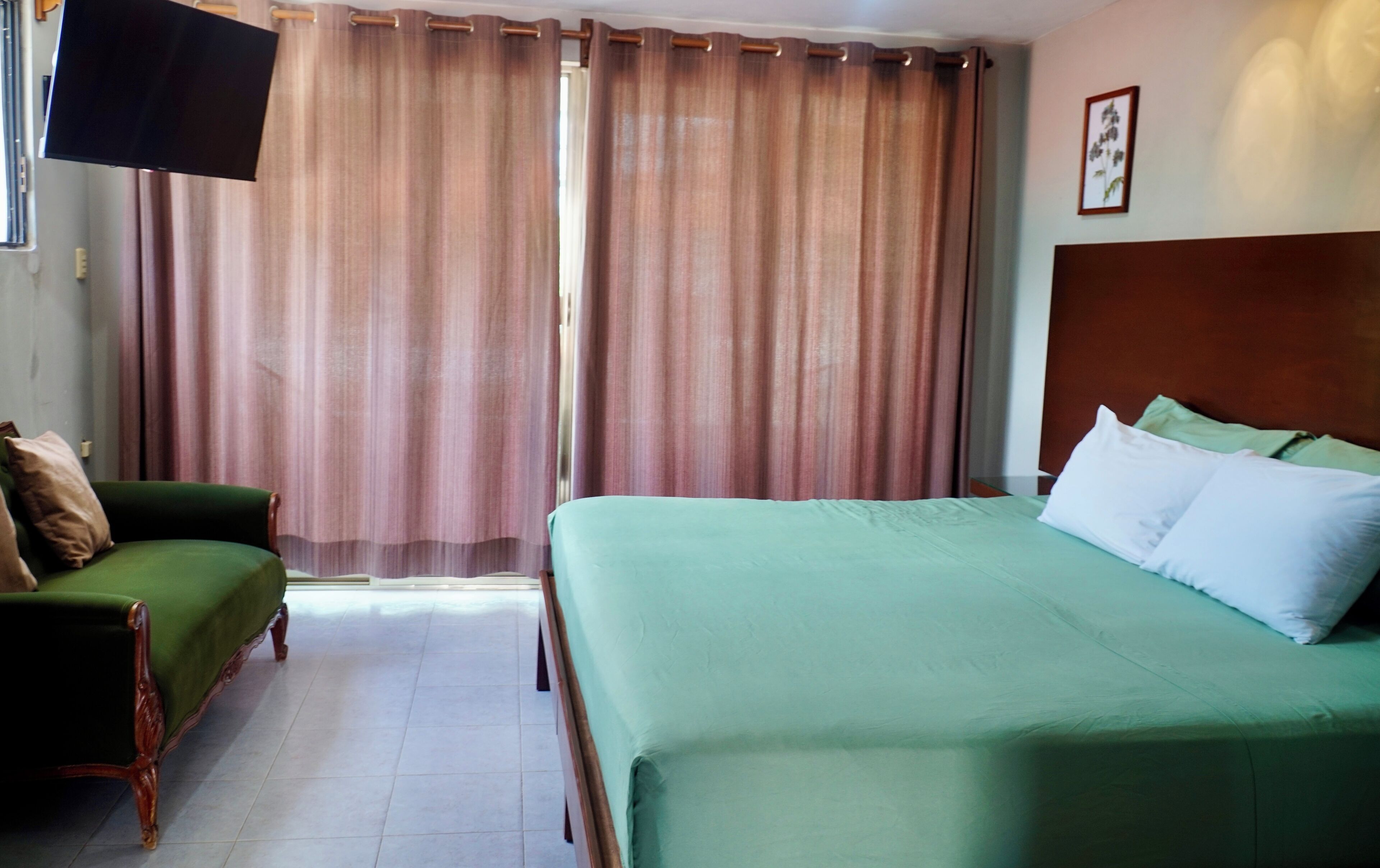 Apartamento Superior, varanda | Cofre no quarto, secretária adequada para computadores portáteis 