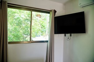 Apartamento Clássico, 1 cama de casal, varanda, vista para o jardim | Cofre no quarto, secretária adequada para computadores portáteis 